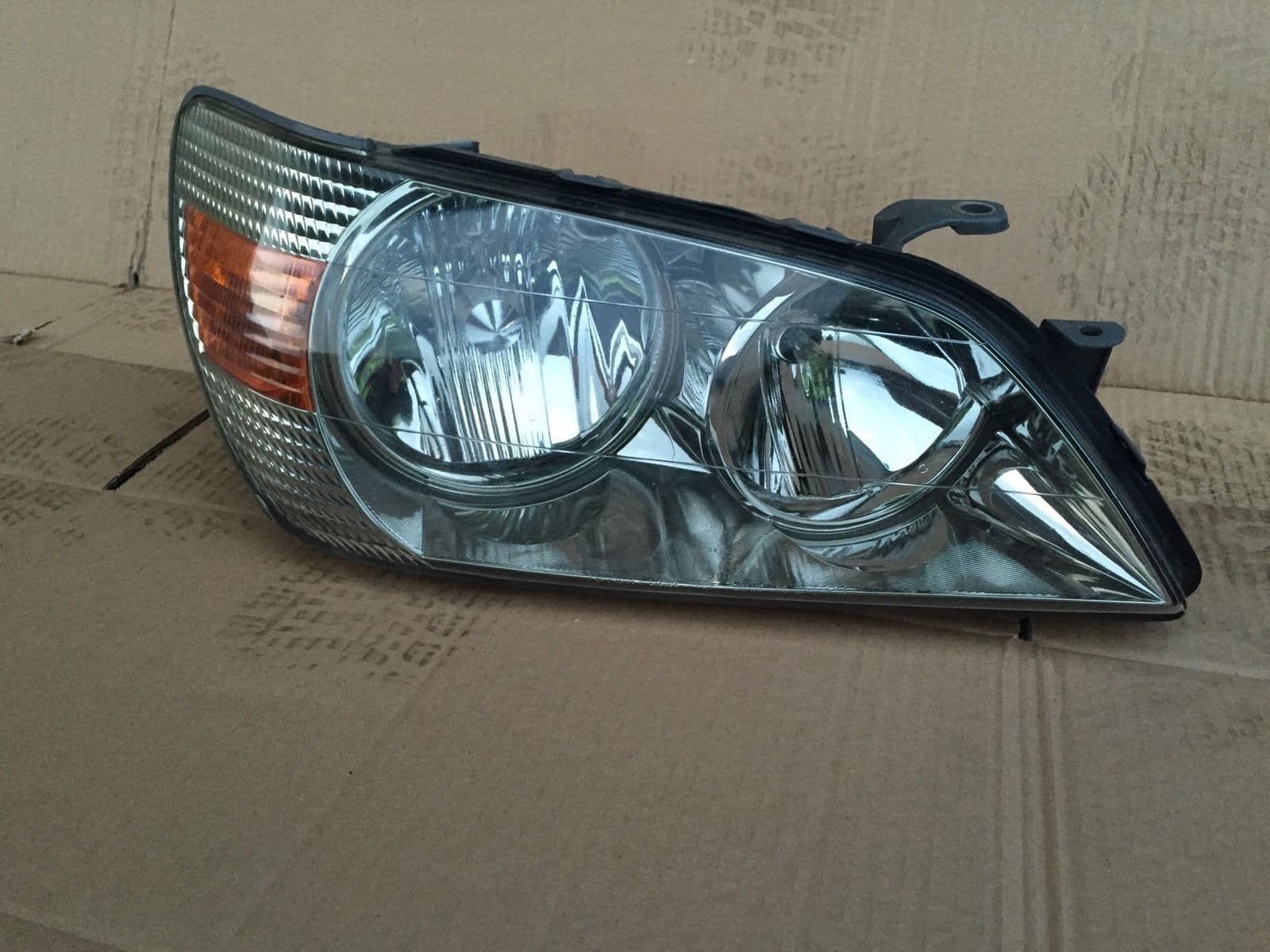 1999-2005 LEXUS IS200 HEADLIGHT RIGH SIDE / OSF HEAD LIGHT