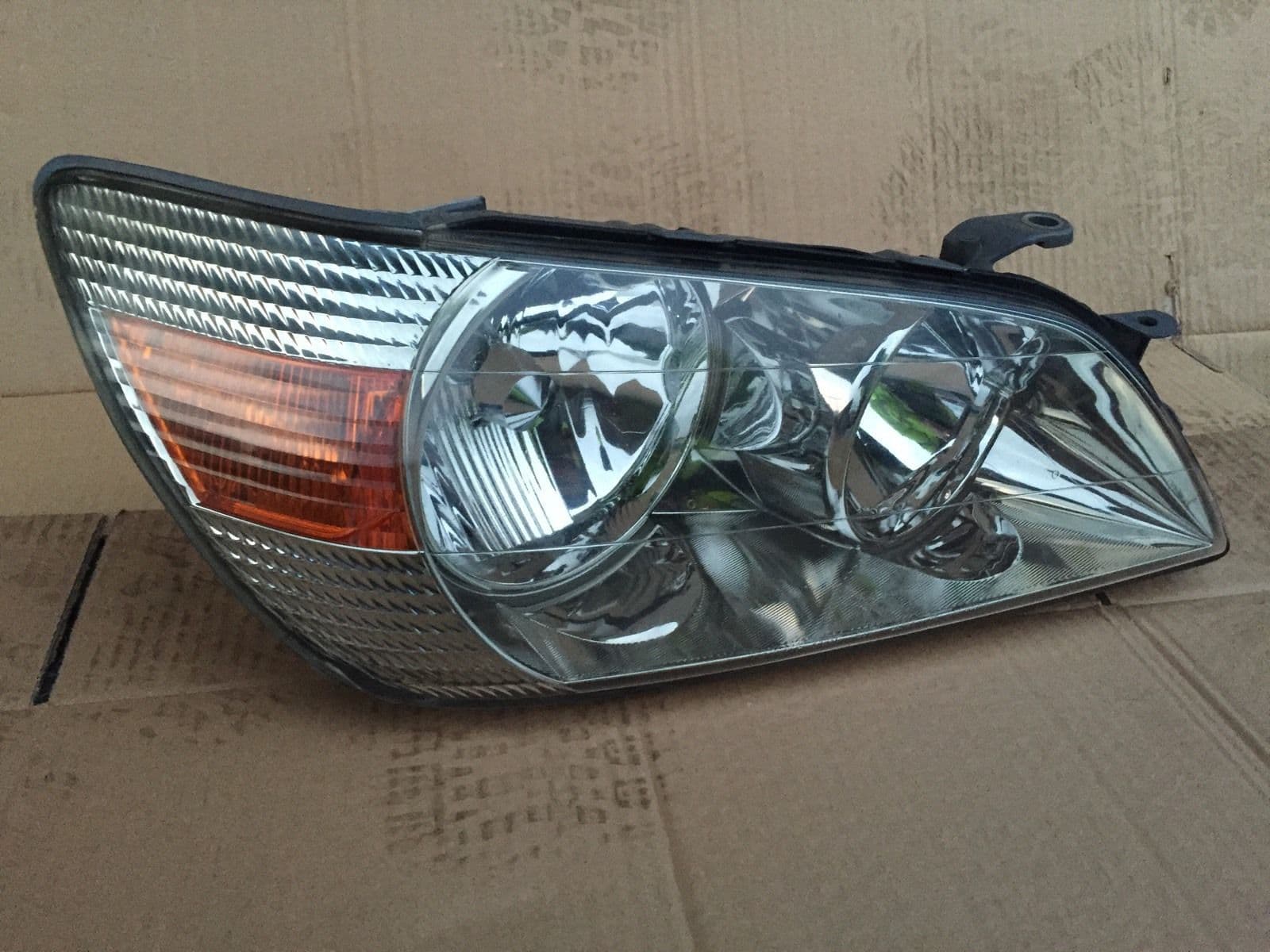 1999-2005 LEXUS IS200 HEADLIGHT RIGH SIDE / OSF HEAD LIGHT