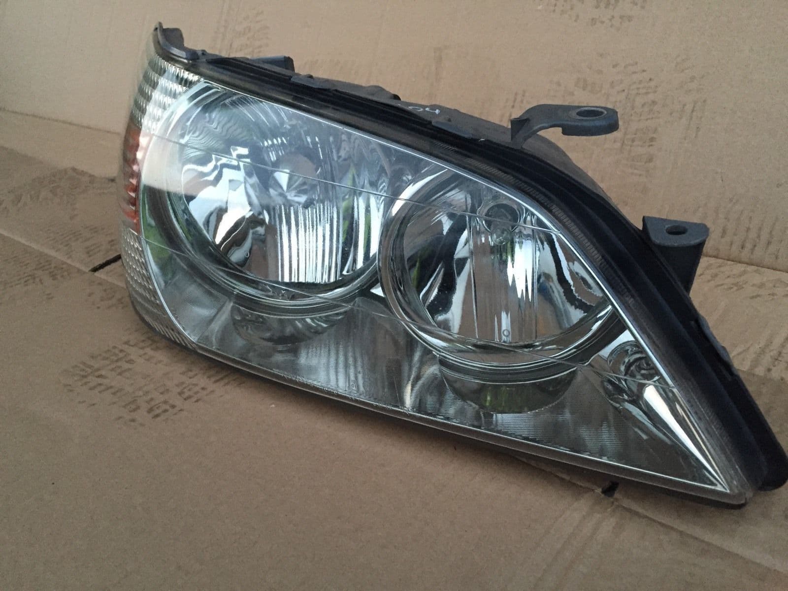 1999-2005 LEXUS IS200 HEADLIGHT RIGH SIDE / OSF HEAD LIGHT