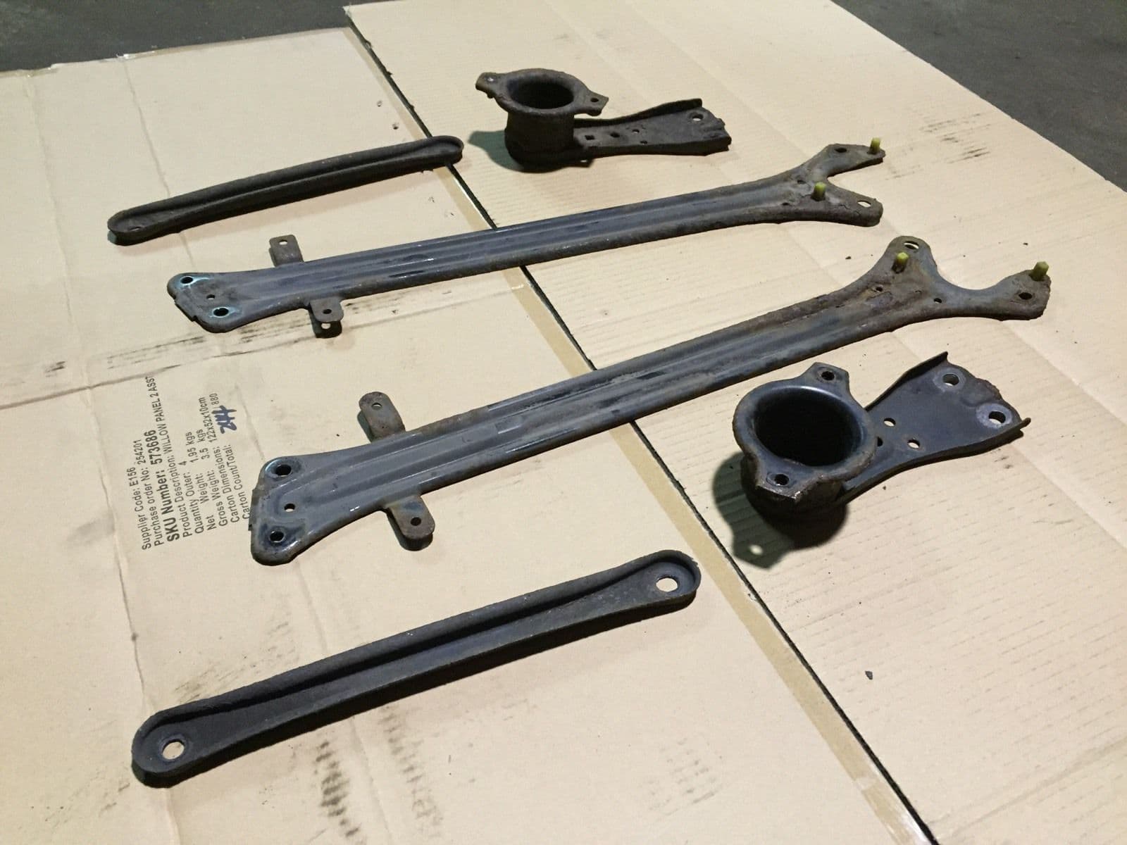 2002 LEXUS IS200 PETROL TANK SUPPORT BRACKETS SET FREE POSTAGE UK