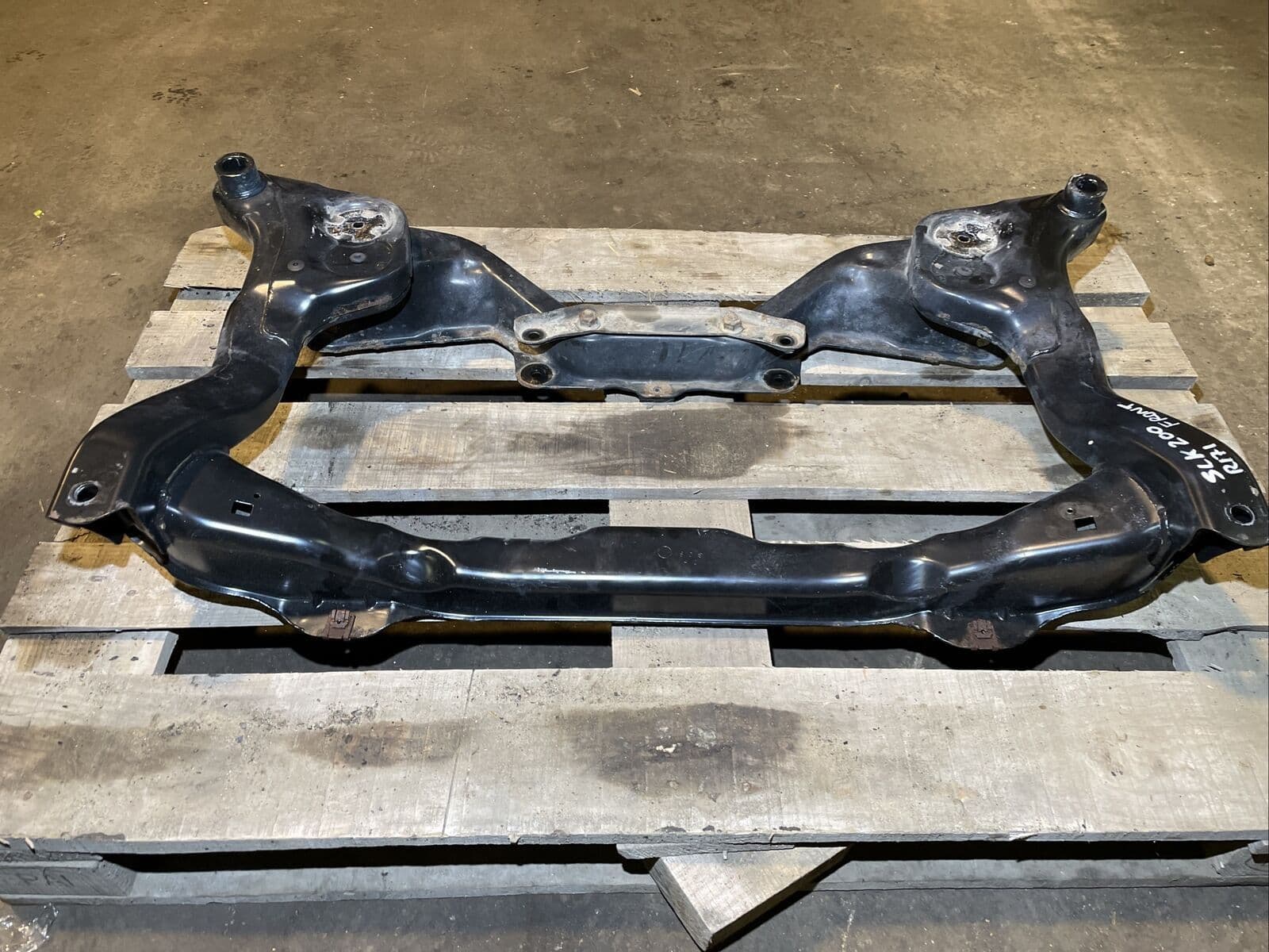 2005 SLK200 R171 FRONT SUBFRAME ENGINE BED CARRIER MERCEDES BENZ