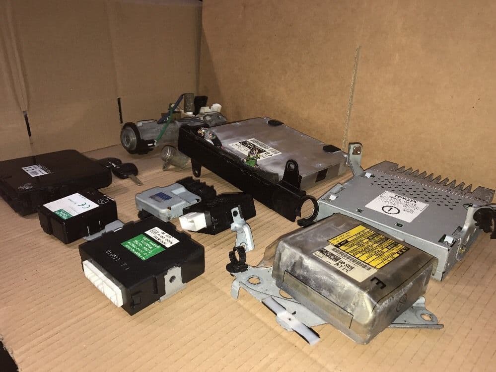 99-05 LEXUS IS200 2 KEY LOCK SET IGNITION BARREL ECU CONTROL COMPUTER ...