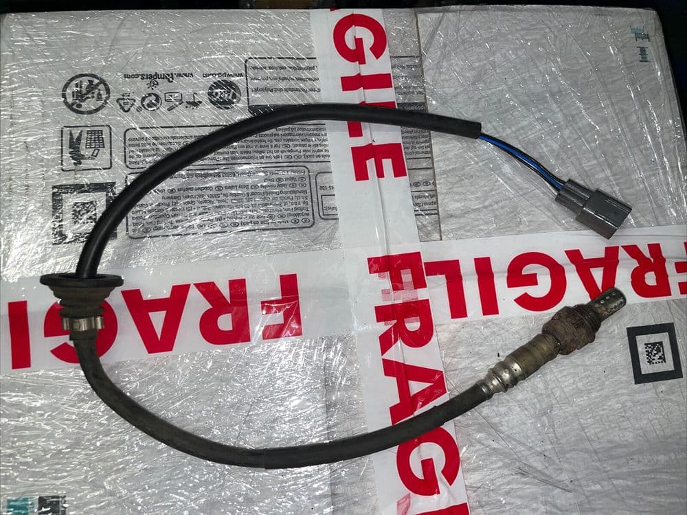 99-05 LEXUS IS200 LAMBDA SENSOR CENTRE O2 02 Oxygen Probe xe10