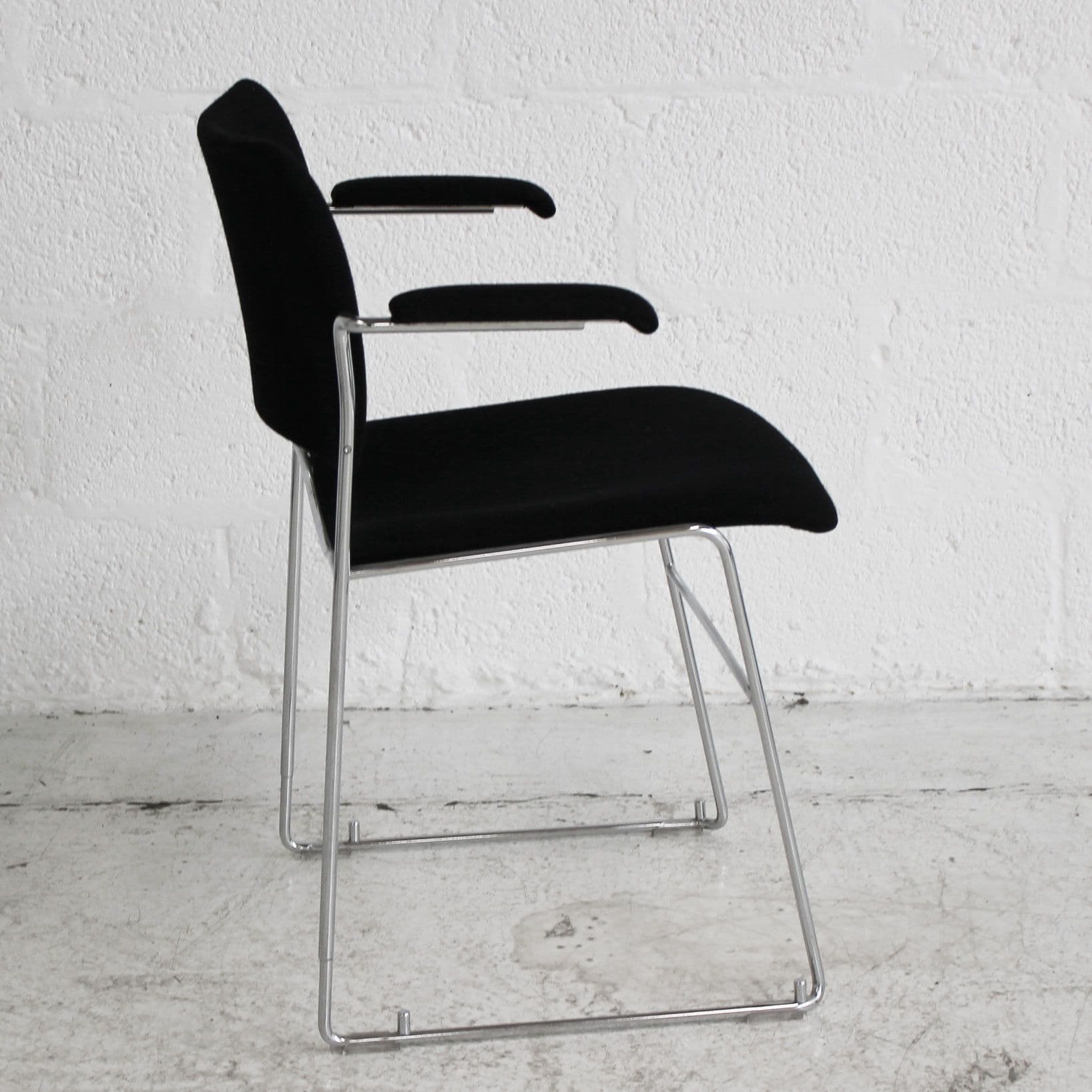 Howe 40/4 Stacking Chair – Black w/arms | Black Meeting Chair ...