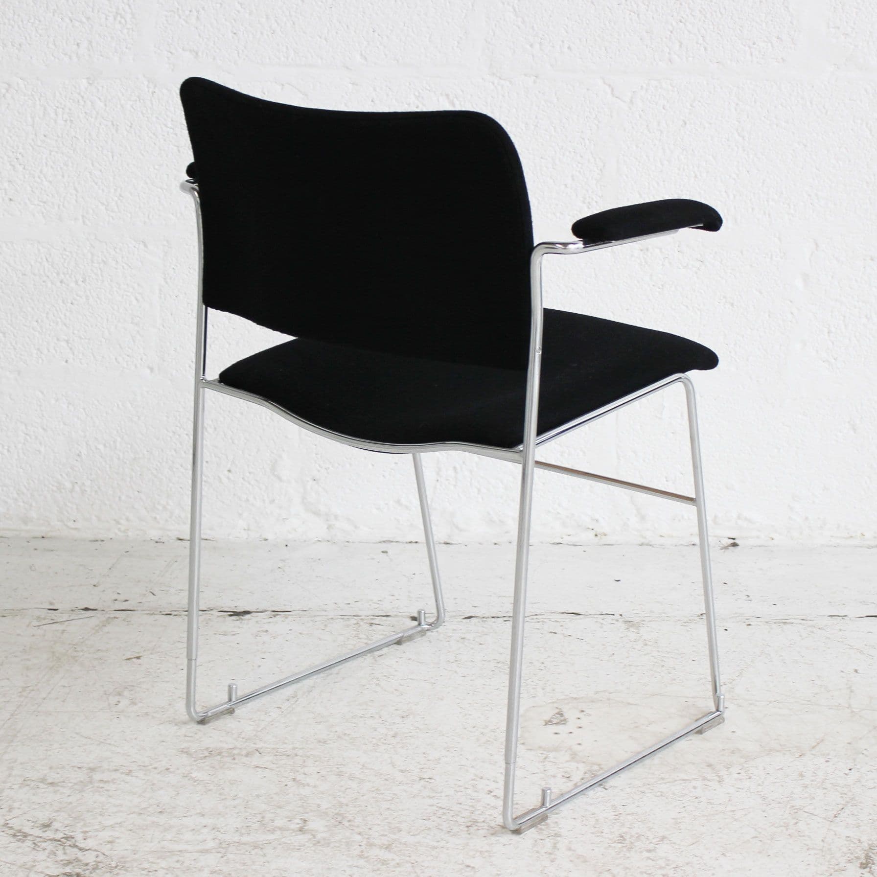 Howe 40/4 Stacking Chair – Black w/arms | Black Meeting Chair ...