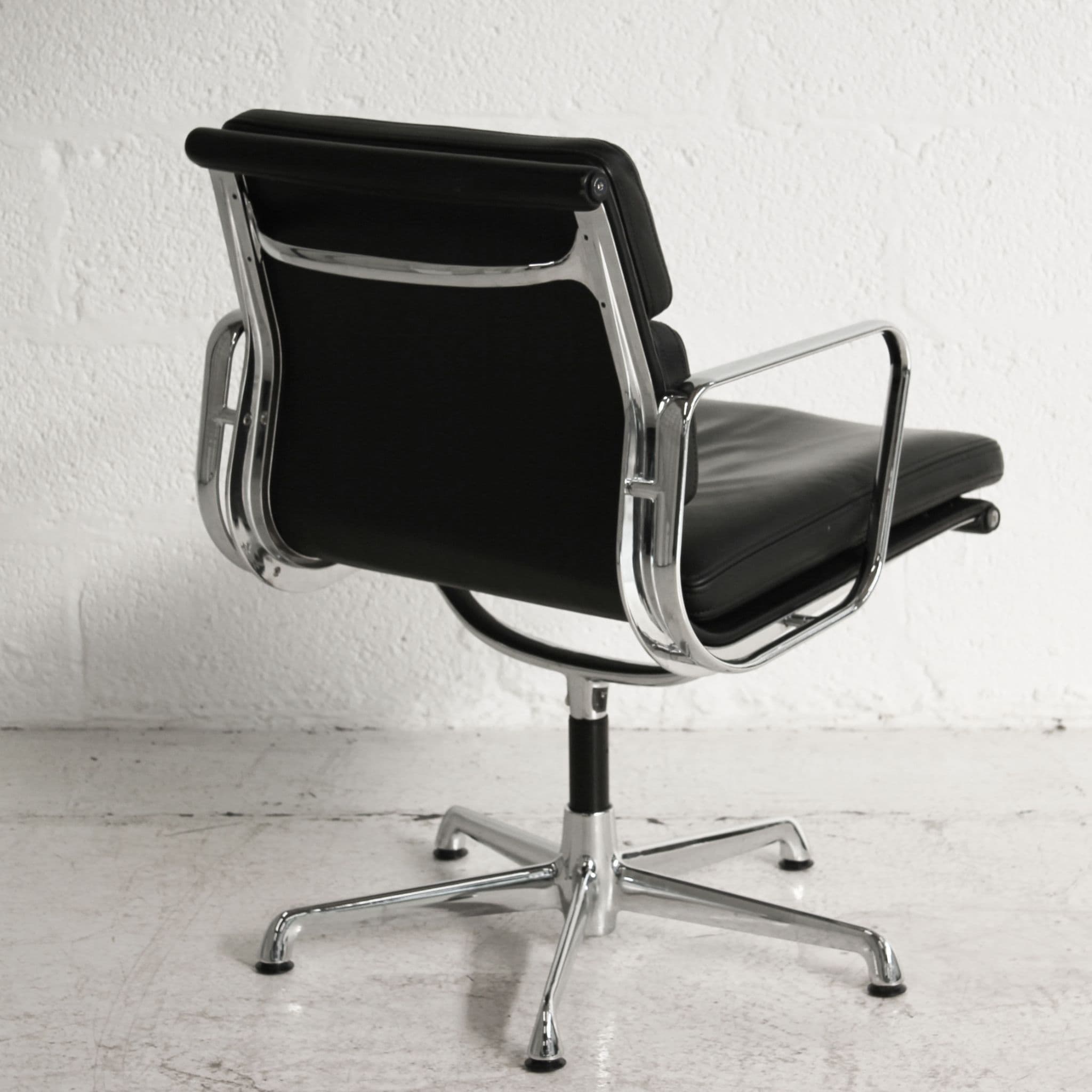 ICF Eames Soft Pad EA208 | Leather meeting chair | Original Eames Chair