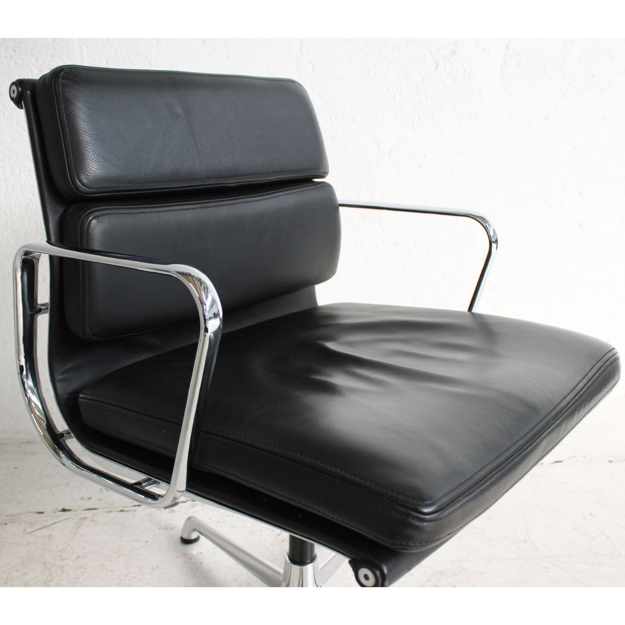 ICF Eames Soft Pad EA208 | Leather meeting chair | Original Eames Chair