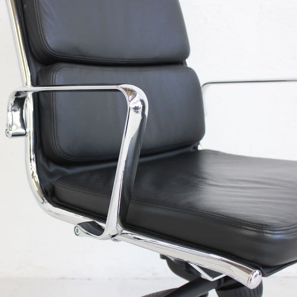 Luxy Light Chair | Black Soft Pad Chair | Leather Executive Chair