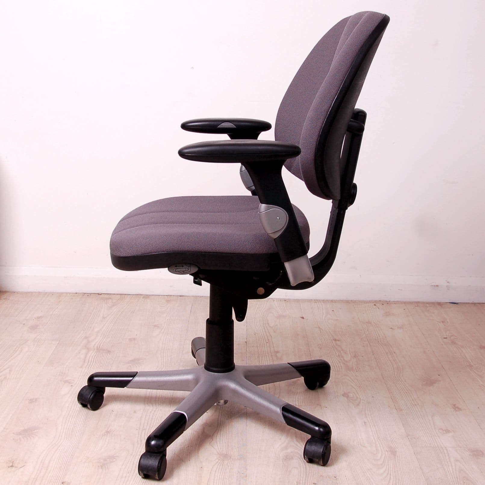 RH Activ | grey computer chair | ergonomic swivel chair