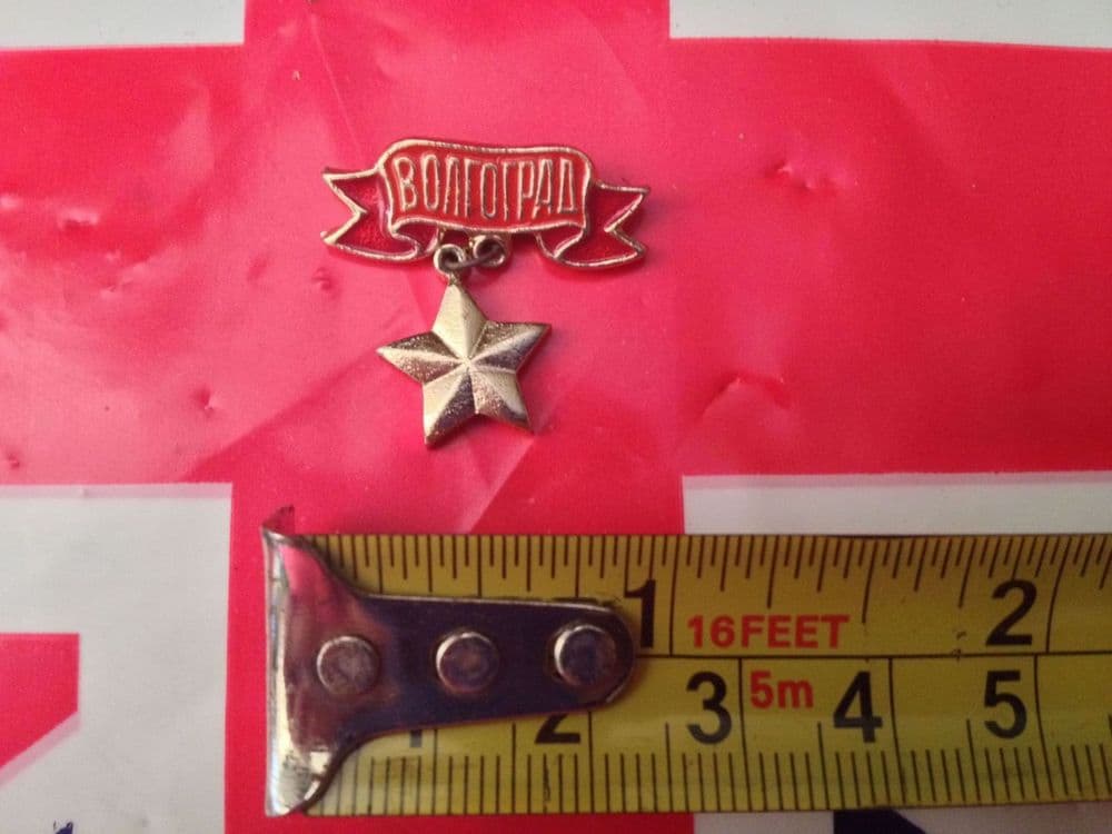 RUSSIAN PIN BADGE WITH GOLD COLOURED STAR PENDENT