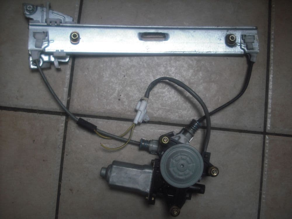 CM010650A 862100-4451 A GENUINE FORD MAVERICK REAR DOOR ELECTRIC WINDOW ...