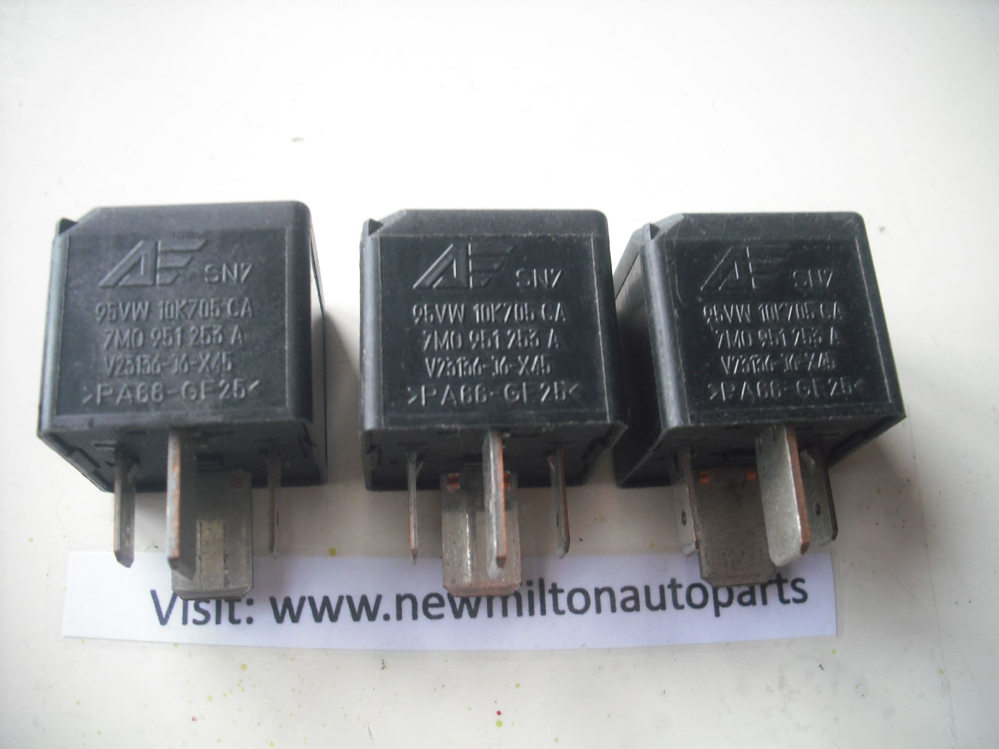 100 95VW 10K705 CA 7M0 951253 A 3 GENUINE AUDI SEAT SKODA AND VW RELAYS