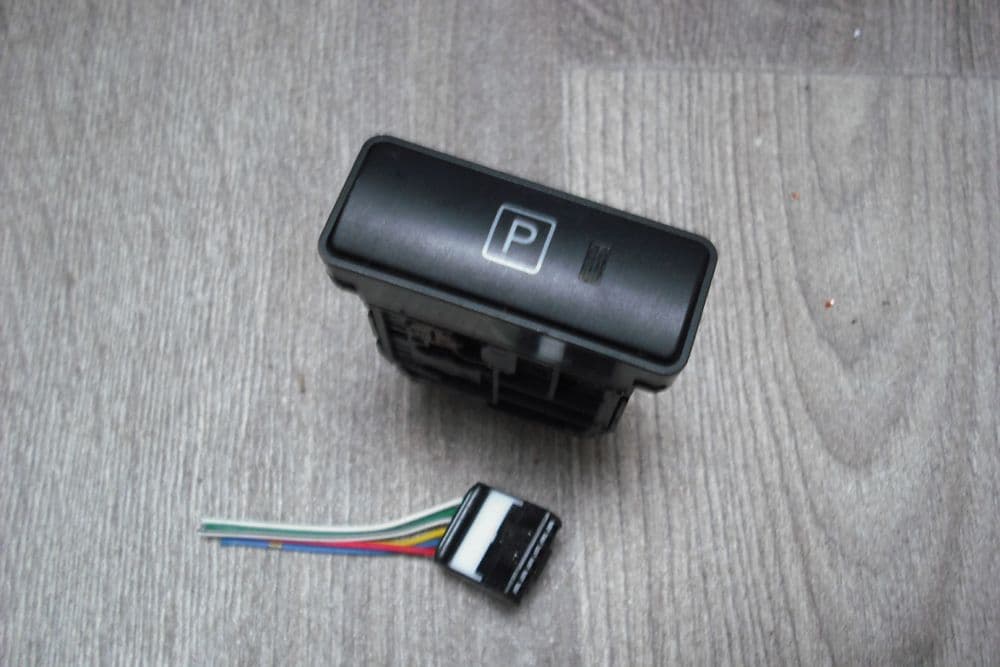 15A685 TOYOTA PRIUS MK2 ELECTRIC HANDBRAKE PARKING BRAKE SWITCH