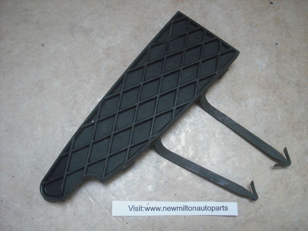 1688851423 A GENUINE MERCEDES A CLASS W168 FRONT BUMPER GRILL TOWING ...