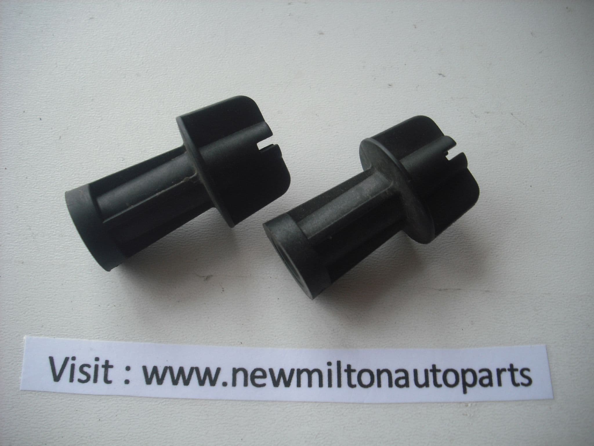 2 GENUINE FORD FOCUS AND C MAX REAR BACK LIGHT LAMP FASTENING SCREWS