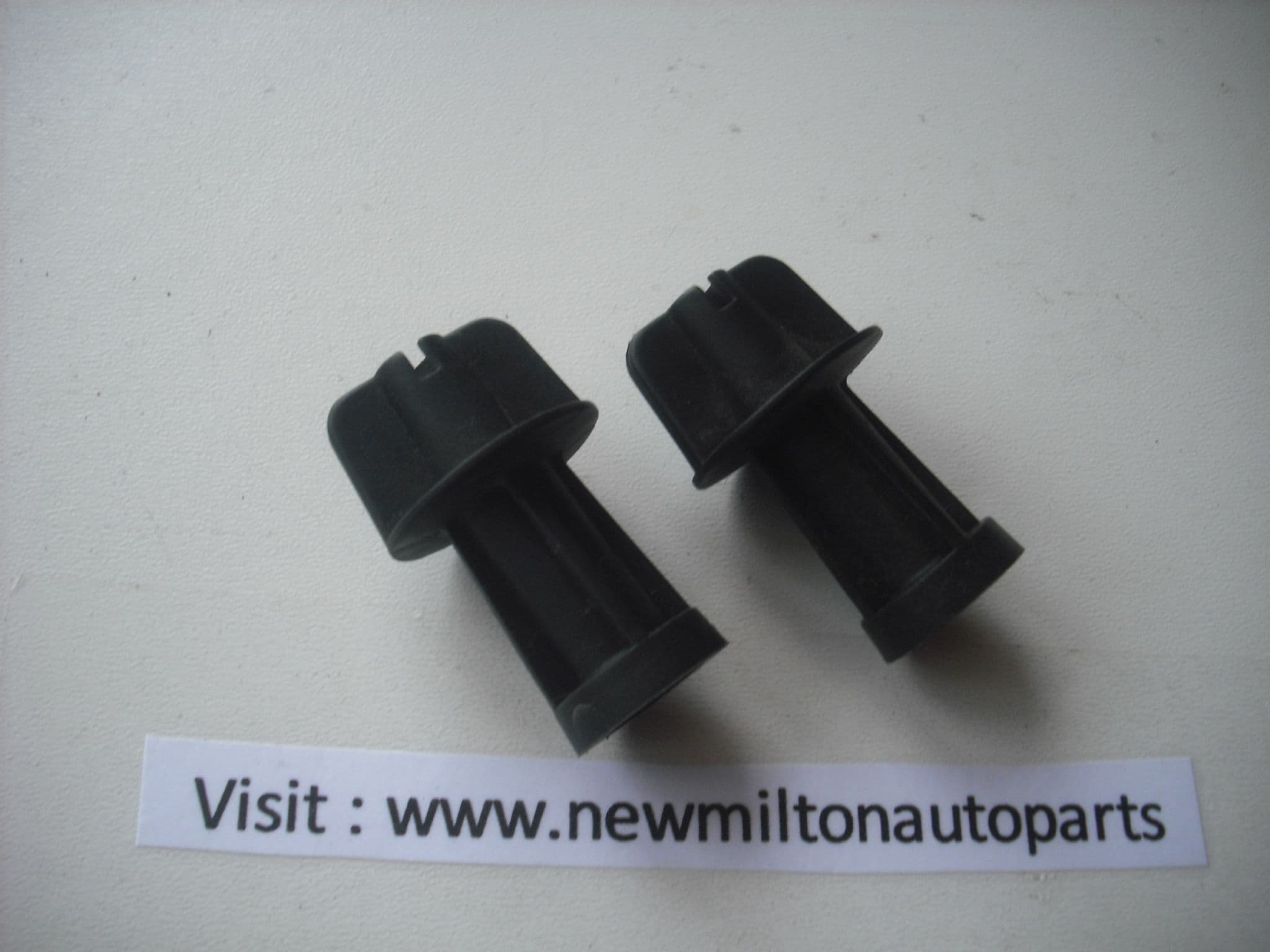 2 GENUINE FORD FOCUS AND C MAX REAR BACK LIGHT LAMP FASTENING SCREWS