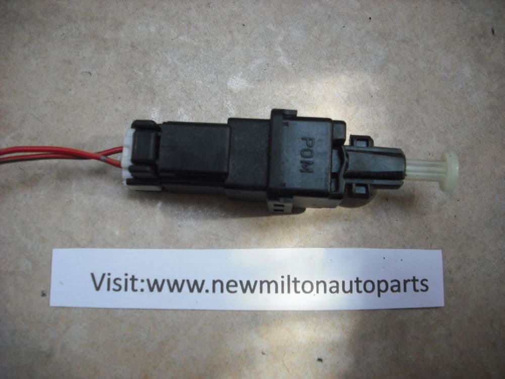 201 121 A GENUINE NISSAN MICRA REAR BRAKE LIGHT PEDAL SWITCH