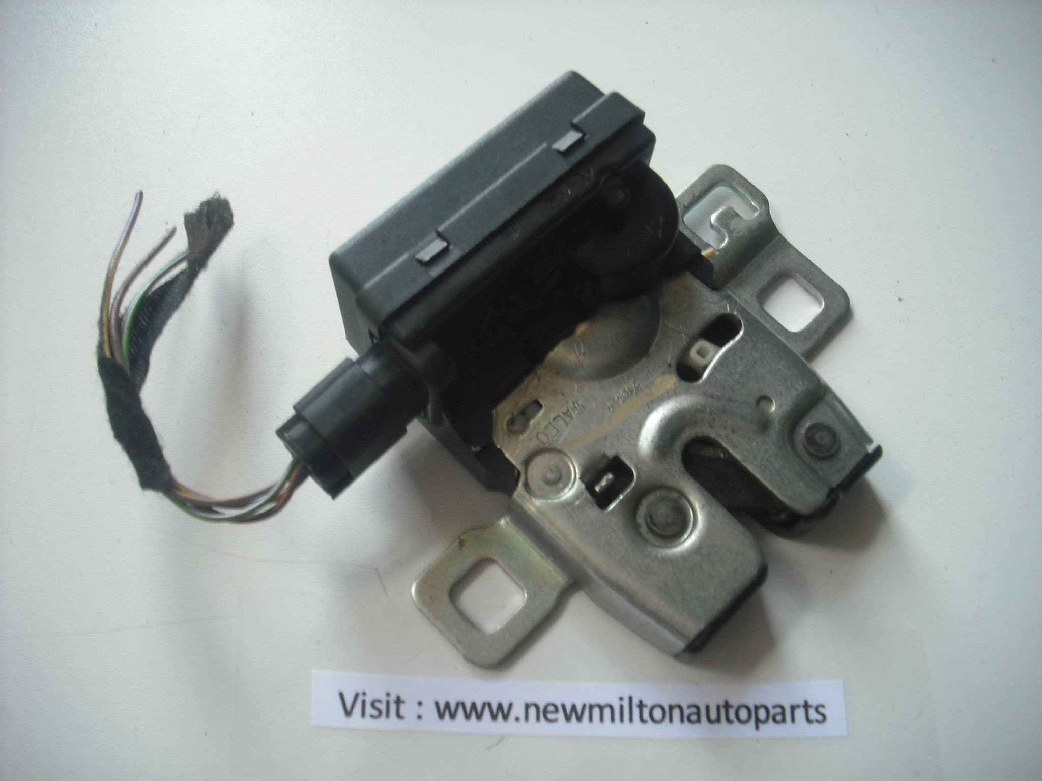 2754528 A GENUINE BMW MINI BOOT CATCH