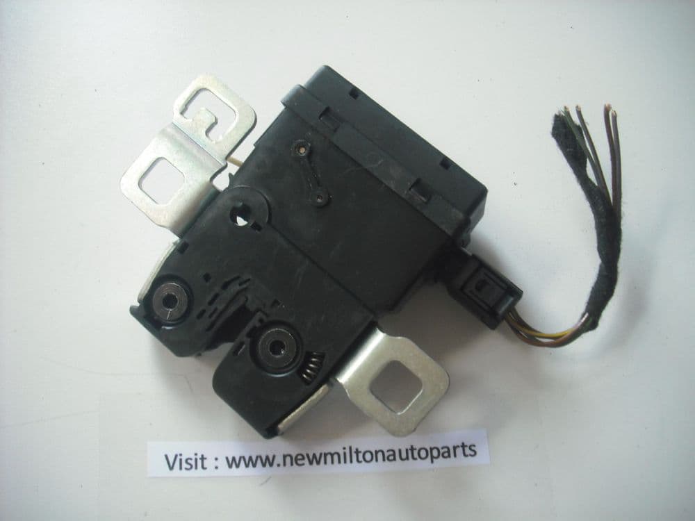 2754528 A GENUINE BMW MINI BOOT CATCH