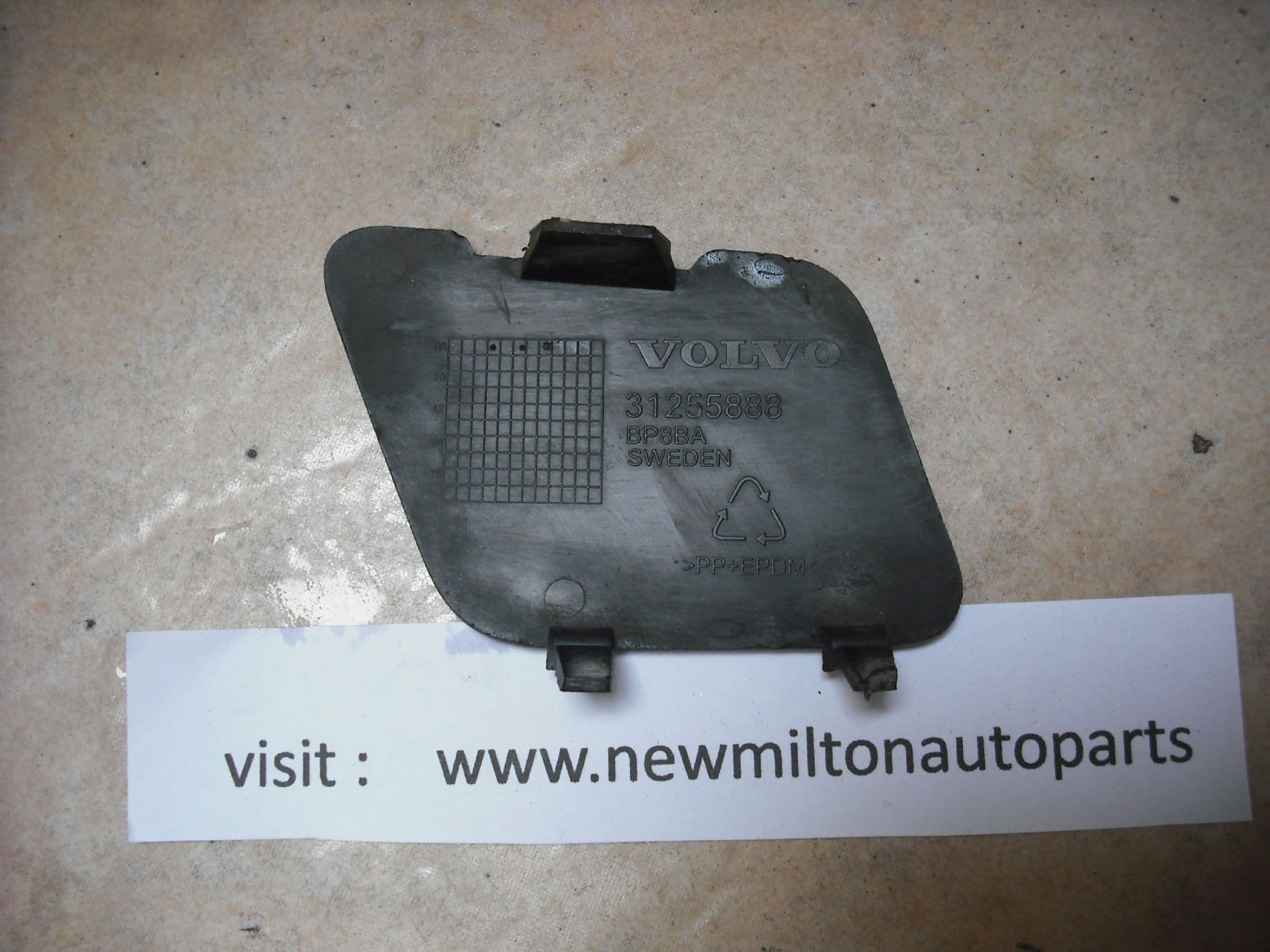 31255888 A GENUINE VOLVO C30 REAR BUMPER TOWING EYE COVER DOOR