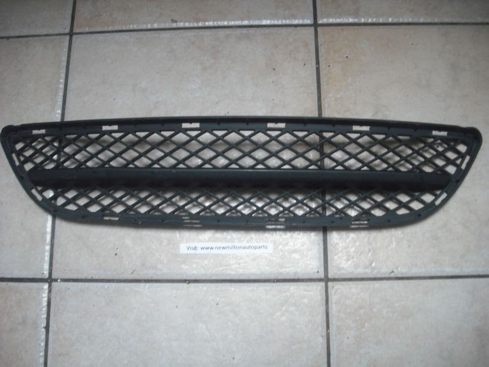 51 11-7 154 556 BMW E90 E90 FRONT BUMPER LOWER GRILLE MOULDING