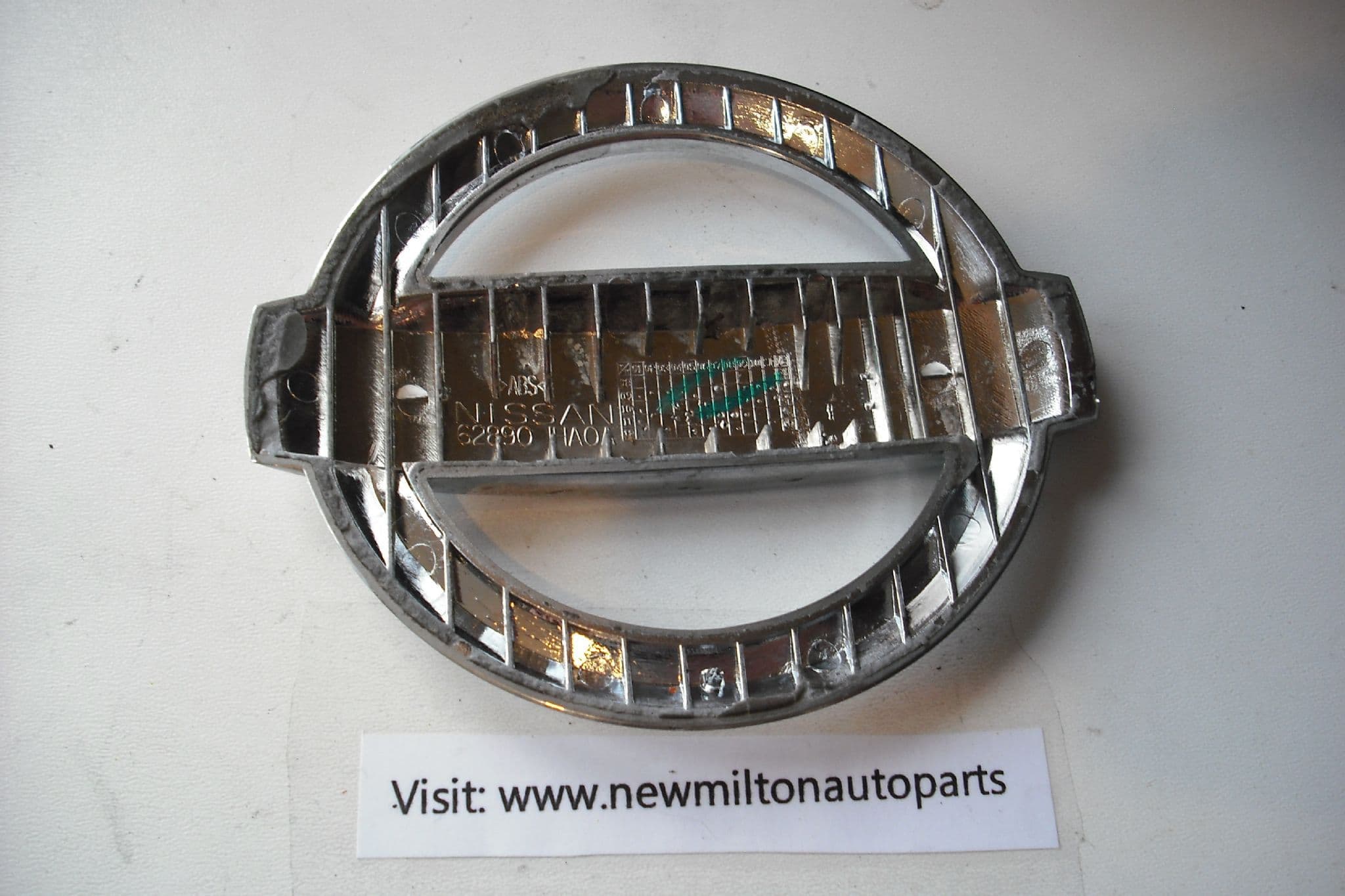 62890 IHAOA A GENUINE NISSAN MICRA K13 FRONT BONNET BADGE