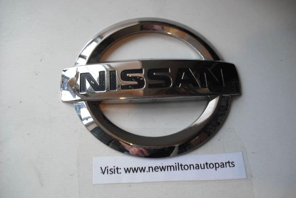 62890 IHAOA A GENUINE NISSAN MICRA K13 FRONT BONNET BADGE