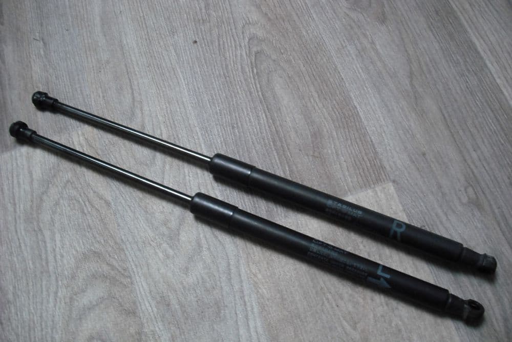 68950-0D022 A GENUINE PAIR OF TOYOTA YARIS MK2 2006-2009 TAILGATE GAS ...