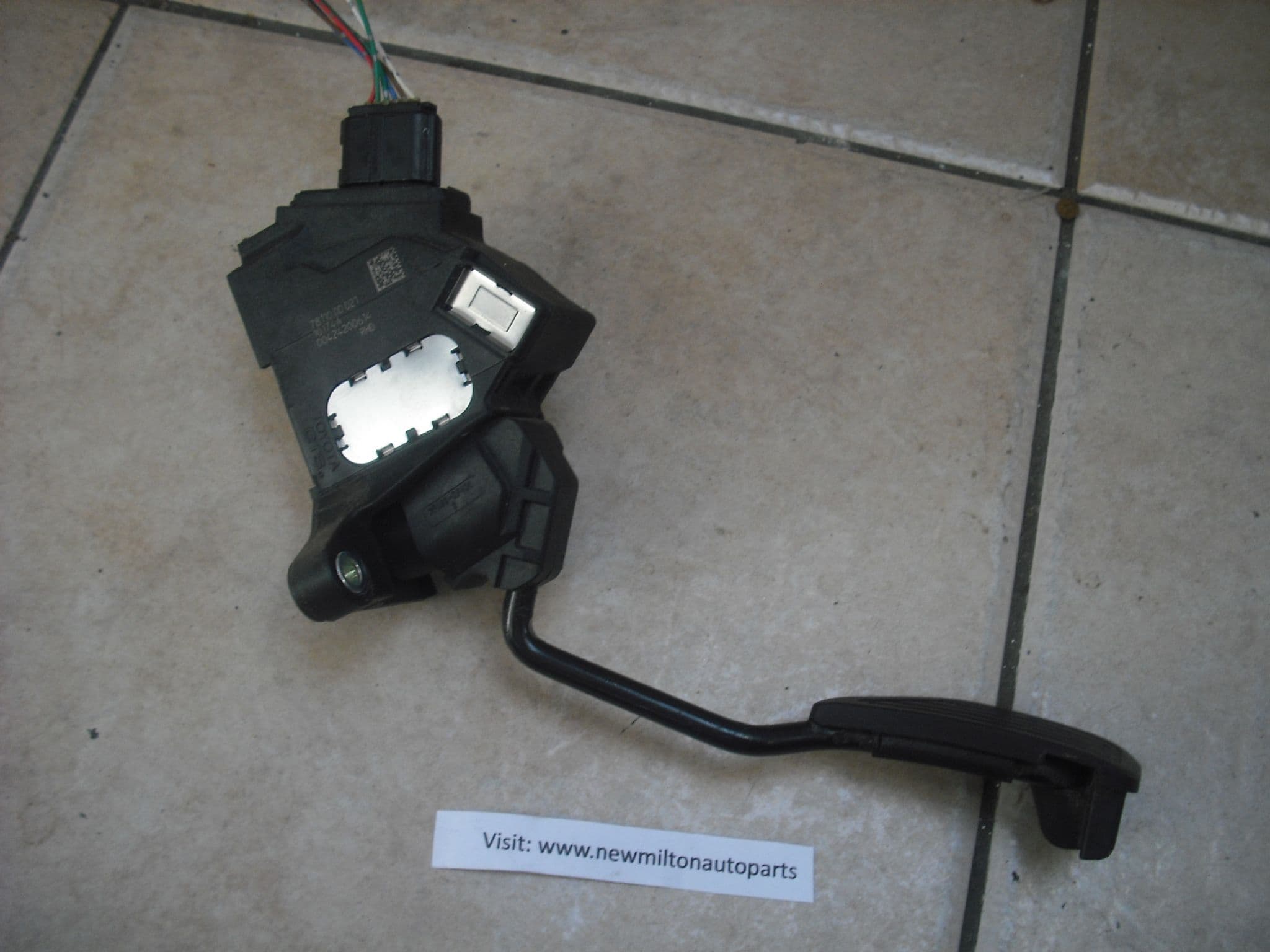 781100D021 A GENUINE TOYOTA YARIS MK2 ELECTRONIC THROTTLE POSITION SENSOR