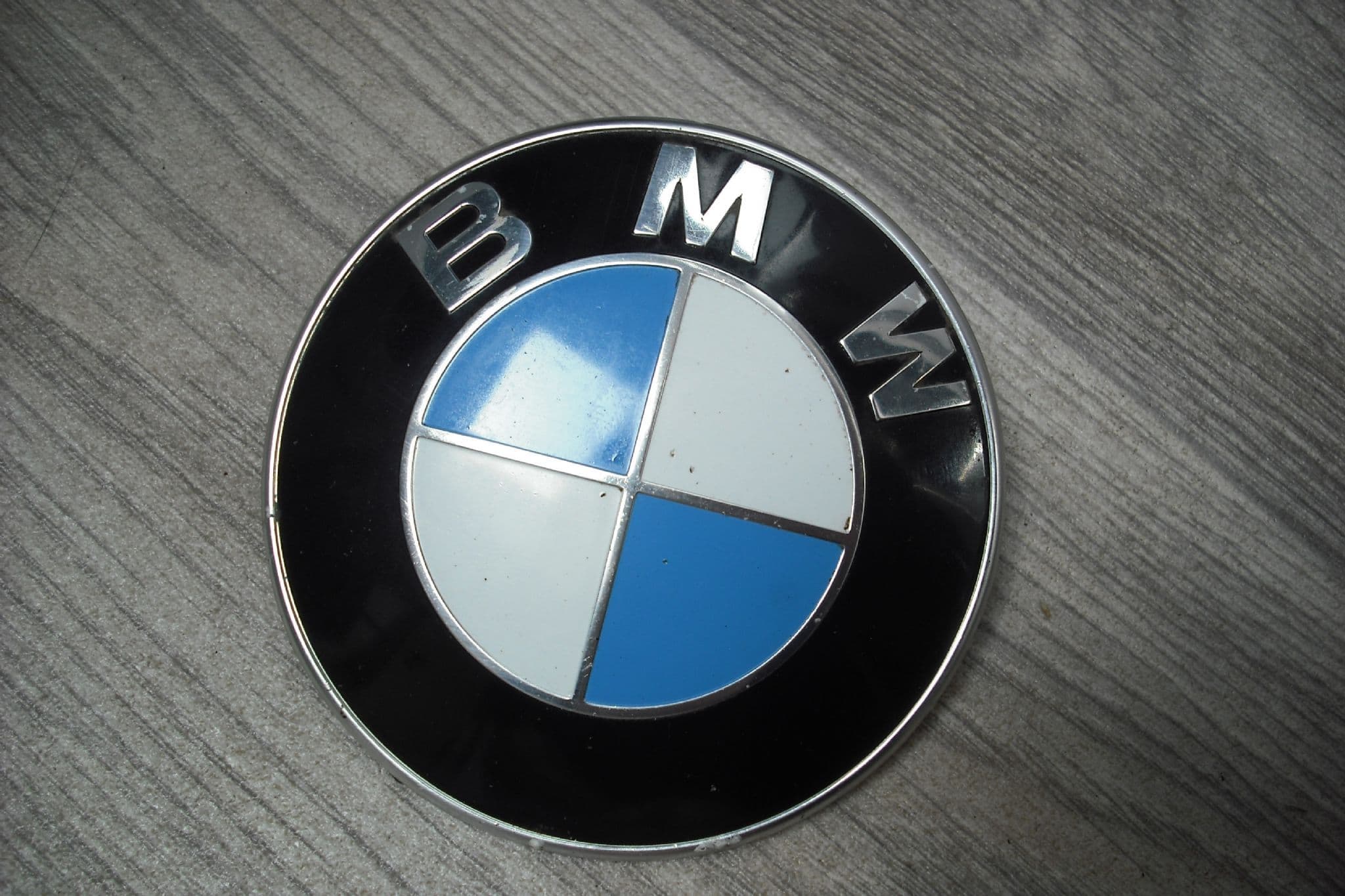 8132375 04 A GENUINE BMW E90 E92 FRONT BONNET HOOD BADGE