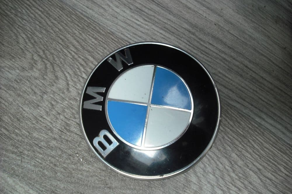 8132375 04 A GENUINE BMW E90 E92 FRONT BONNET HOOD BADGE