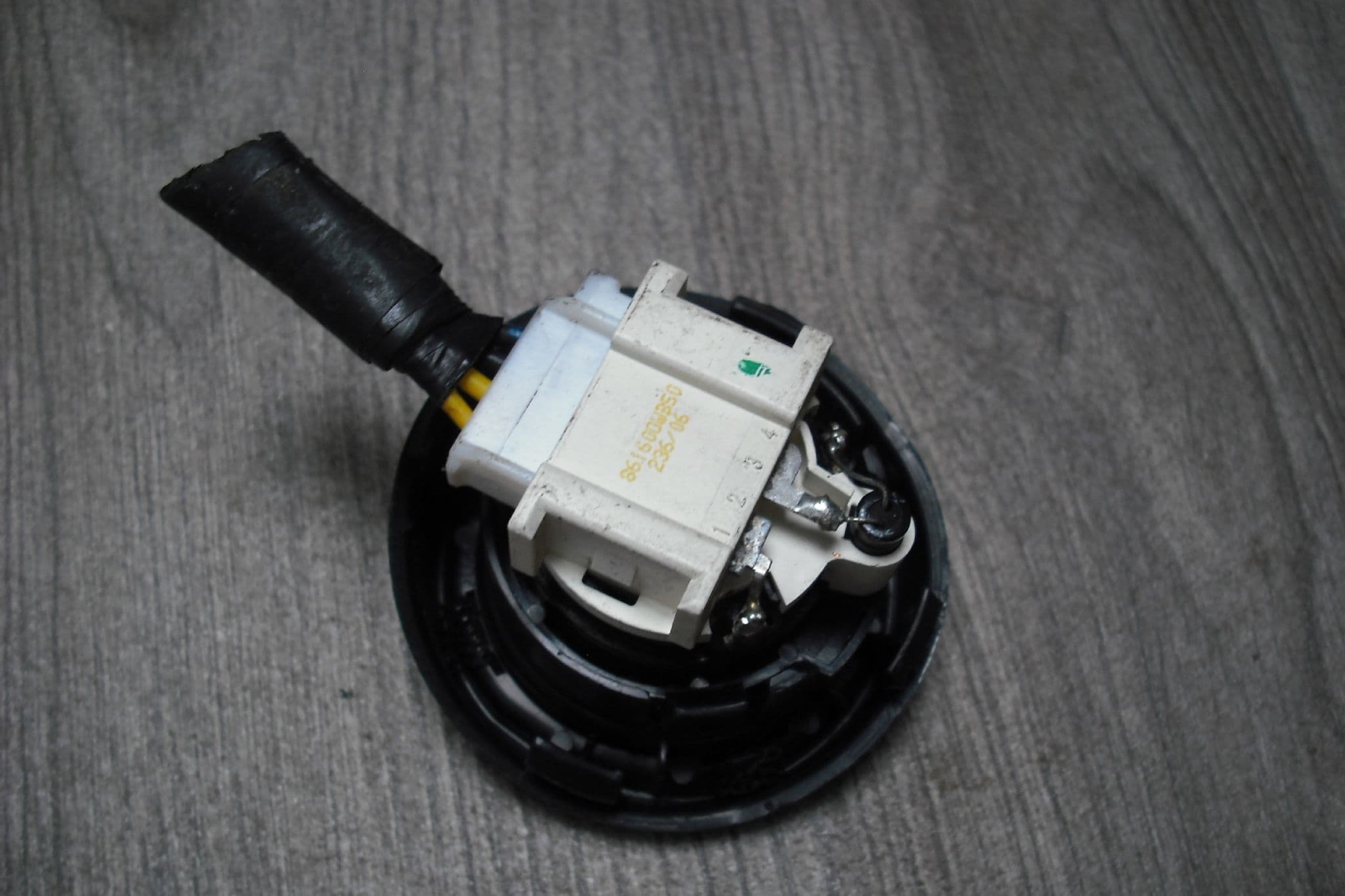 861600WB50 A GENUINE TOYOTA PRIUS FRONT DOOR SMALL SPEAKER TWEETER