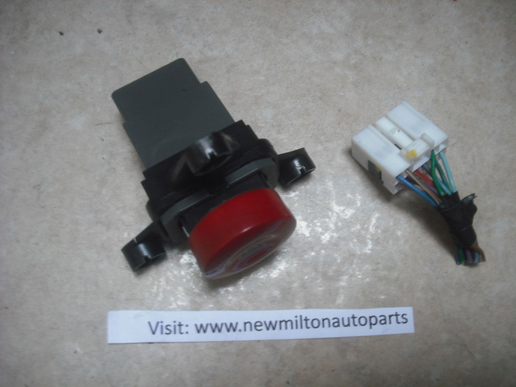 864W0140 A GENUINE DAEWOO CHEVROLET MATIZ HAZARD WARNING LIGHT SWITCH