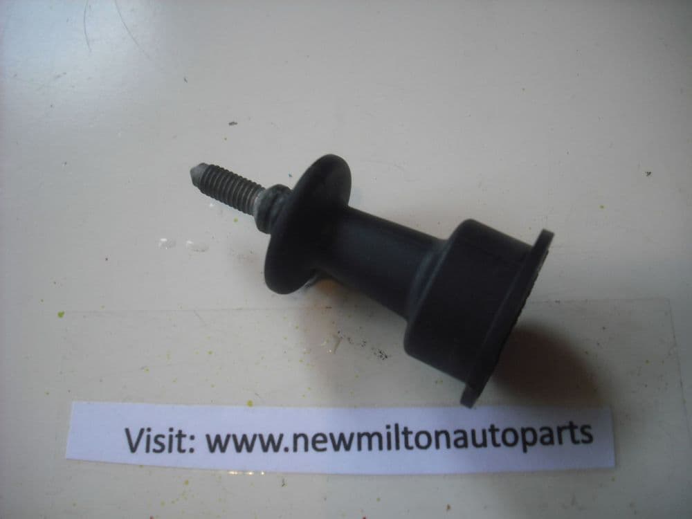 8E0 945 246 A GENUINE AUDI A4 B7 REAR LIGHT FIXING SCREW FASTNER