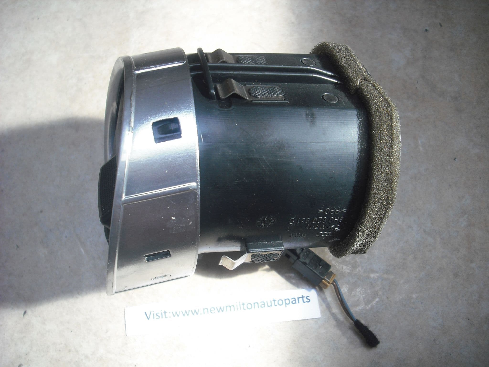 8H0820951D AUDI A4 B6 DASH MOUNTED HEATER AIR BLOWER VENT VENTILATION