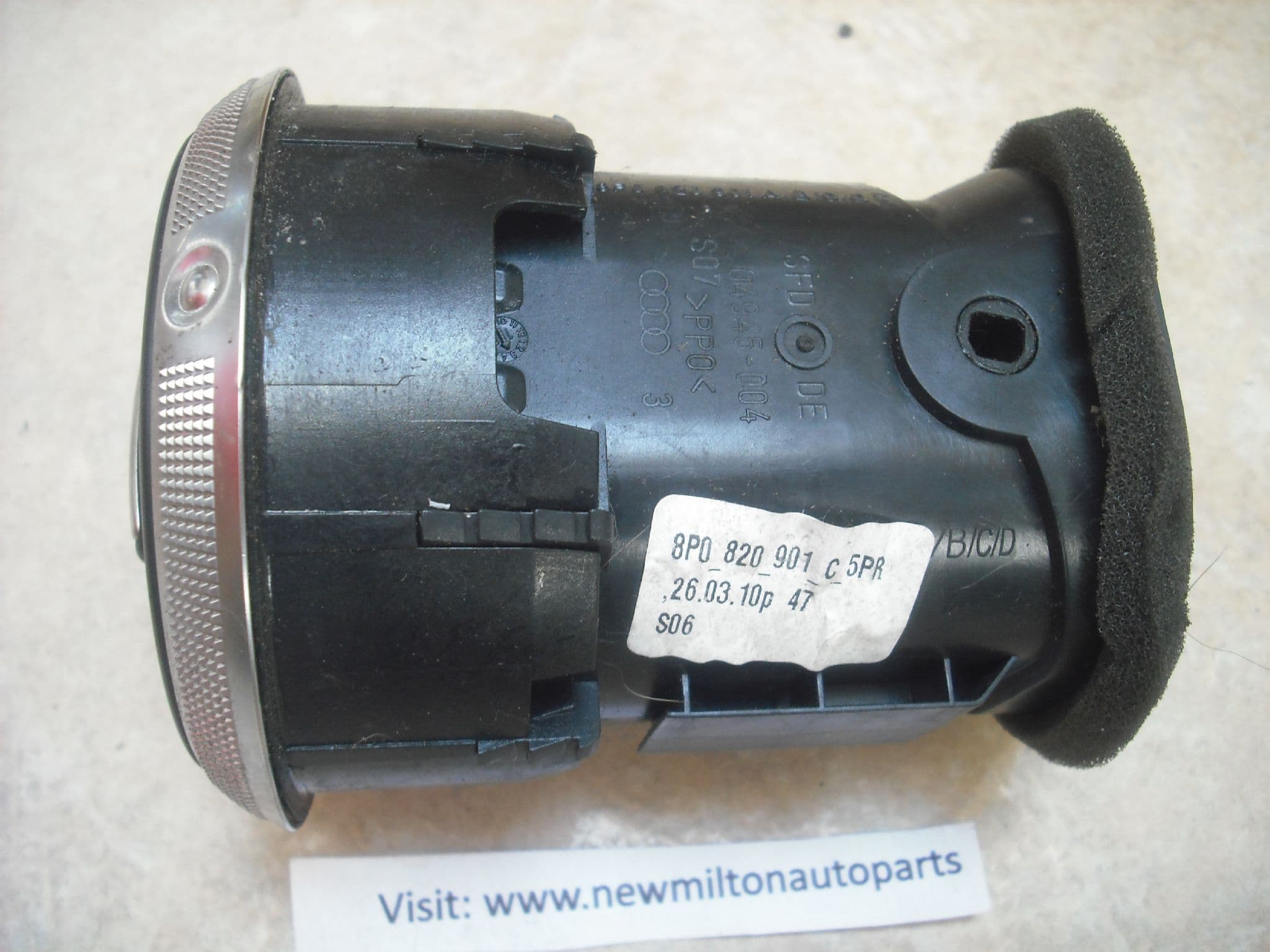 8P0 820 901 C AUDI A3 8P HEATER BLOWER FAN AIR DISTRIBUTION VENT