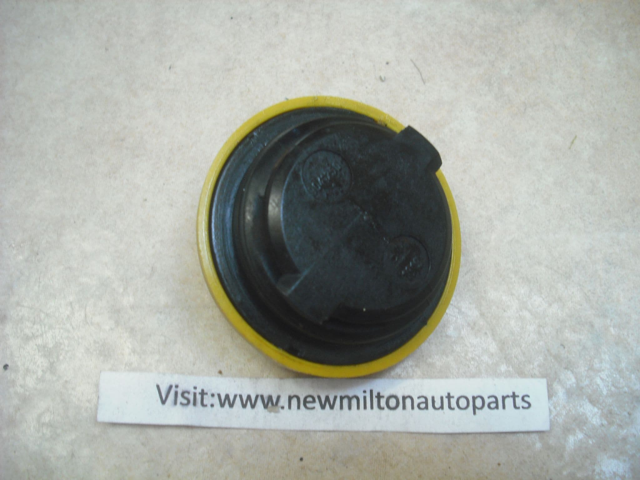 90412508 A GENUINE VAUXHALL AGILE ENGINE OIL FILLER CAP