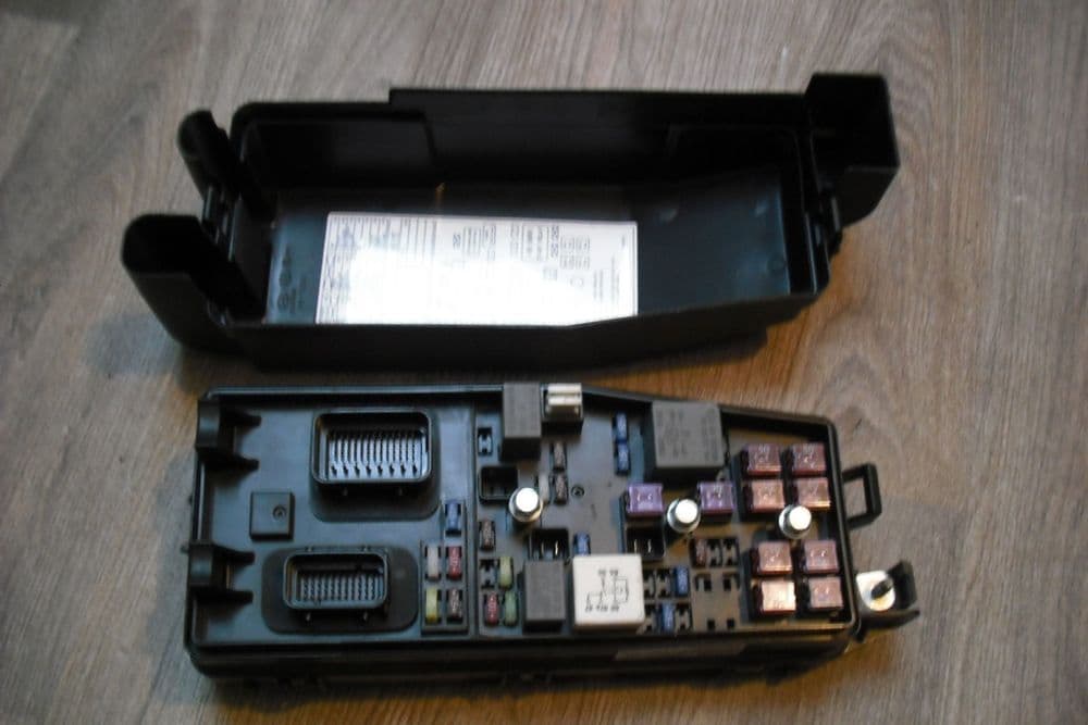 919504D050 OL 050 KIA SEDONA ENGINE BAY FUSE BOX CONTROL MODULE