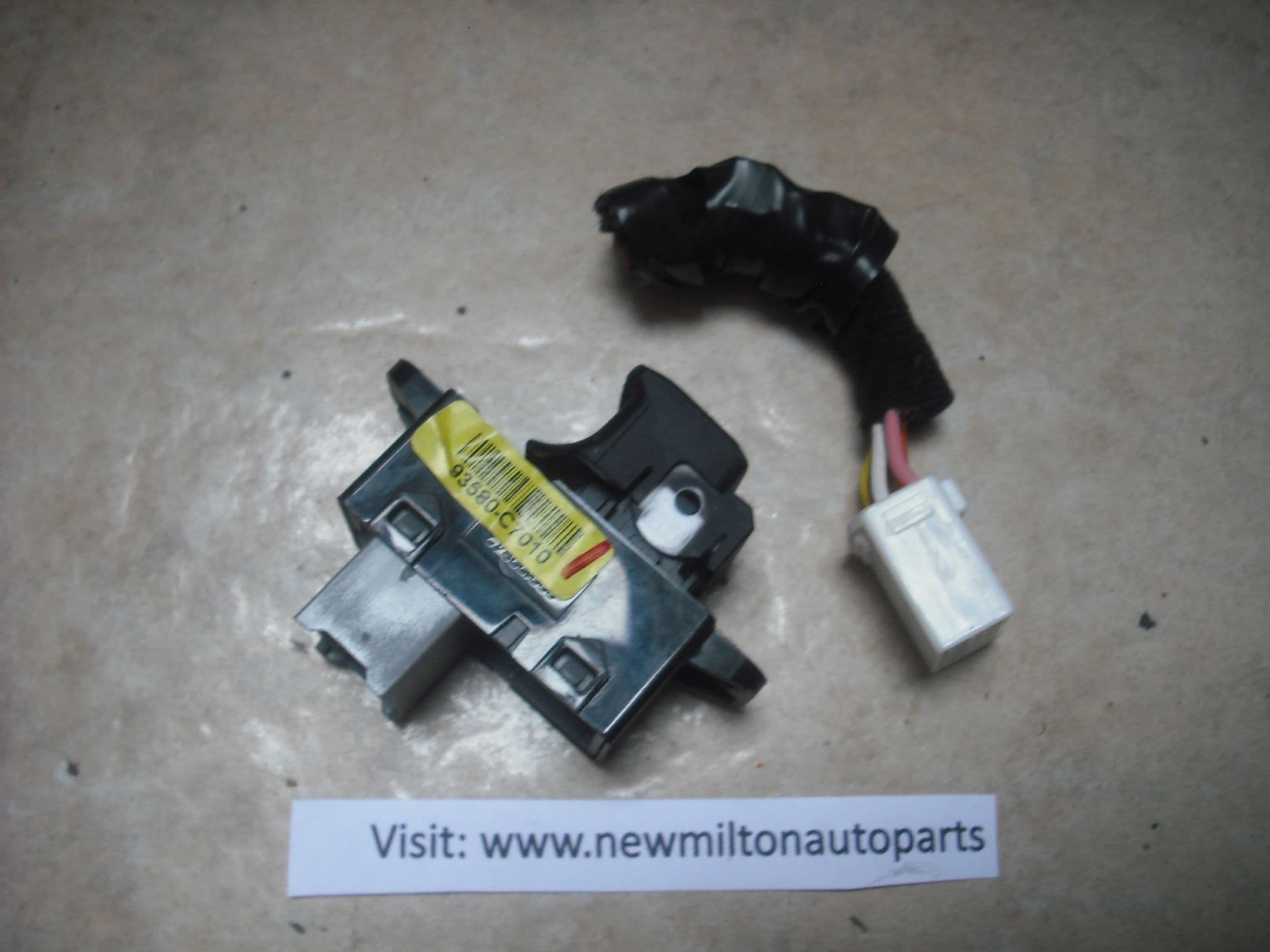 93580-C7010 HYUNDAI i20 REAR DOOR ELECTRIC WINDOW SWITCH