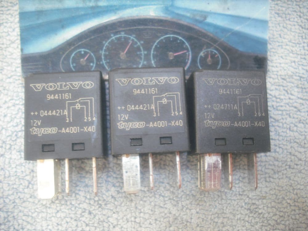 9441161 TYCO -A4001-X40 3 X GENUINE VOLVO S40 V50 RELAYS