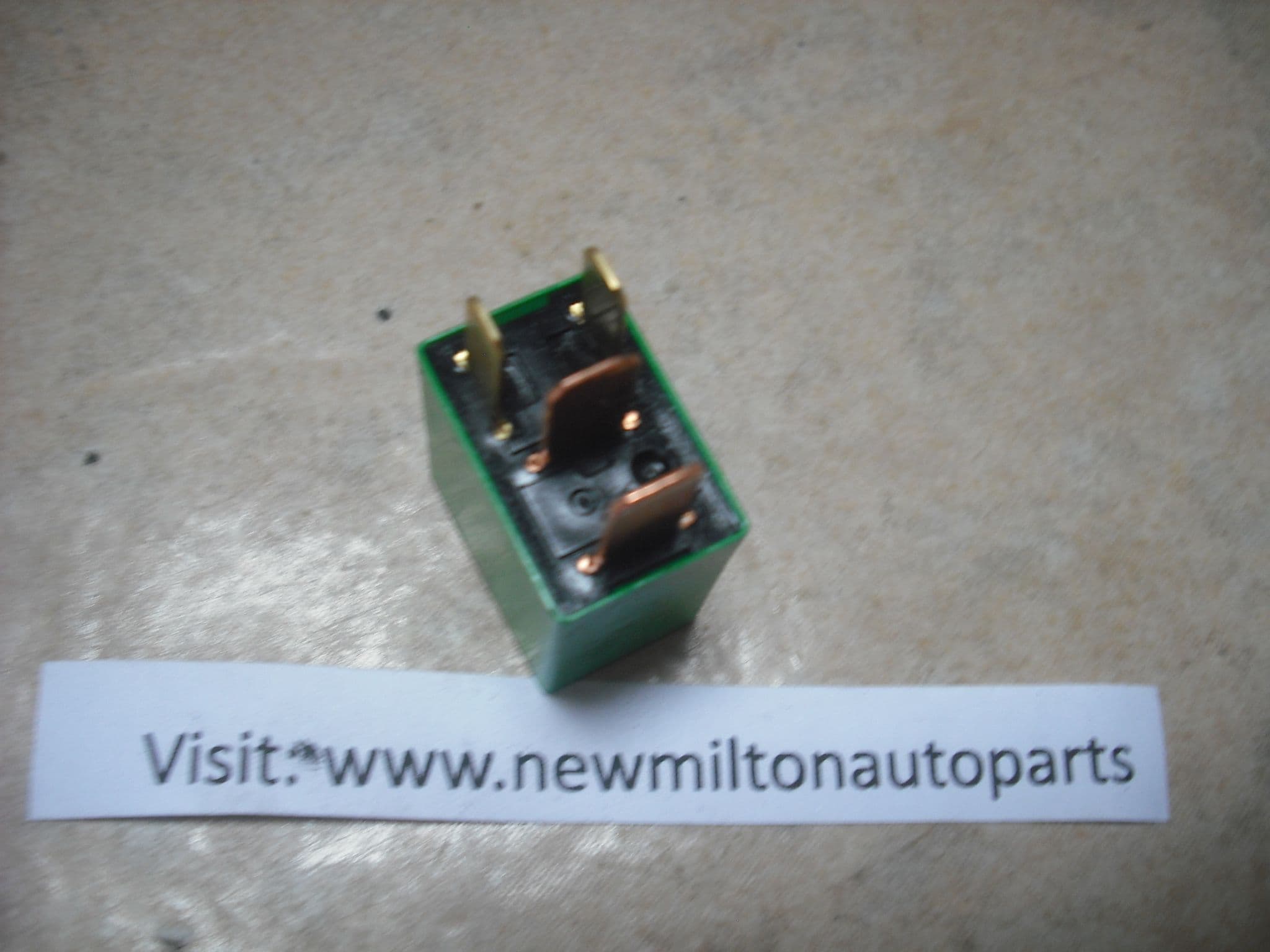 95224-2D000 20A A GENUINE HYUNDAI i30 AND KIA CEED RELAY GREEN