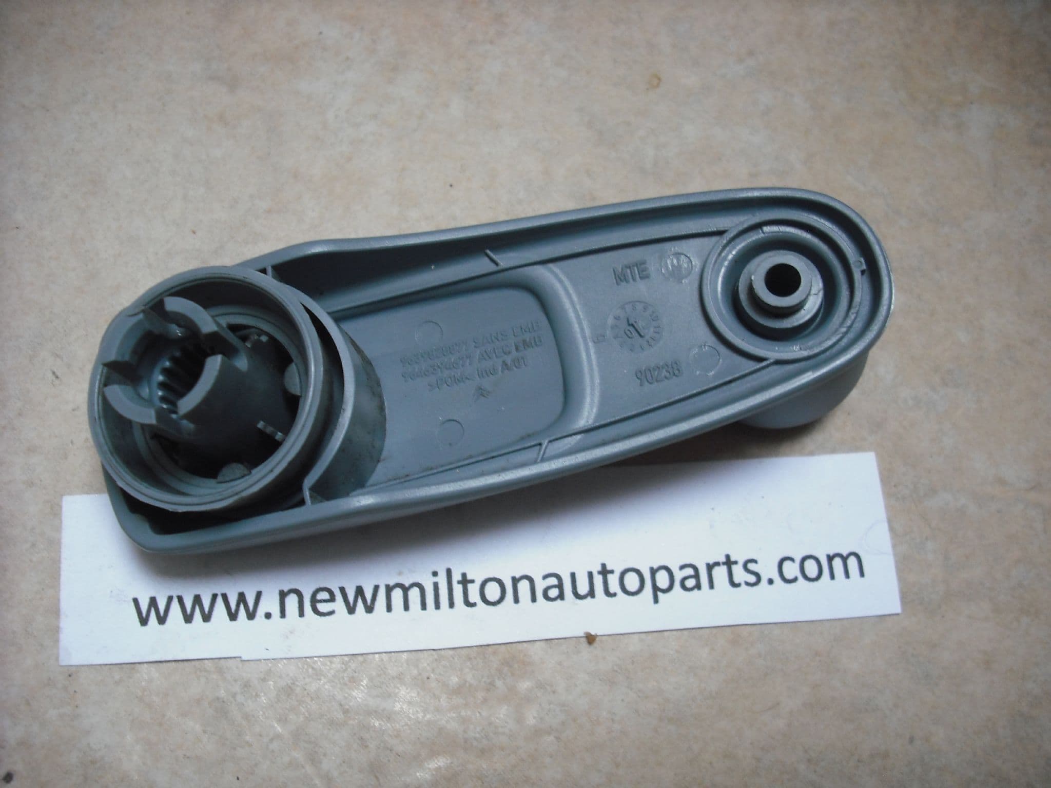 9639828877 A GENUINE CITROEN C3 REAR WINDOW WINDER LEVER PUSH FIT TYPE