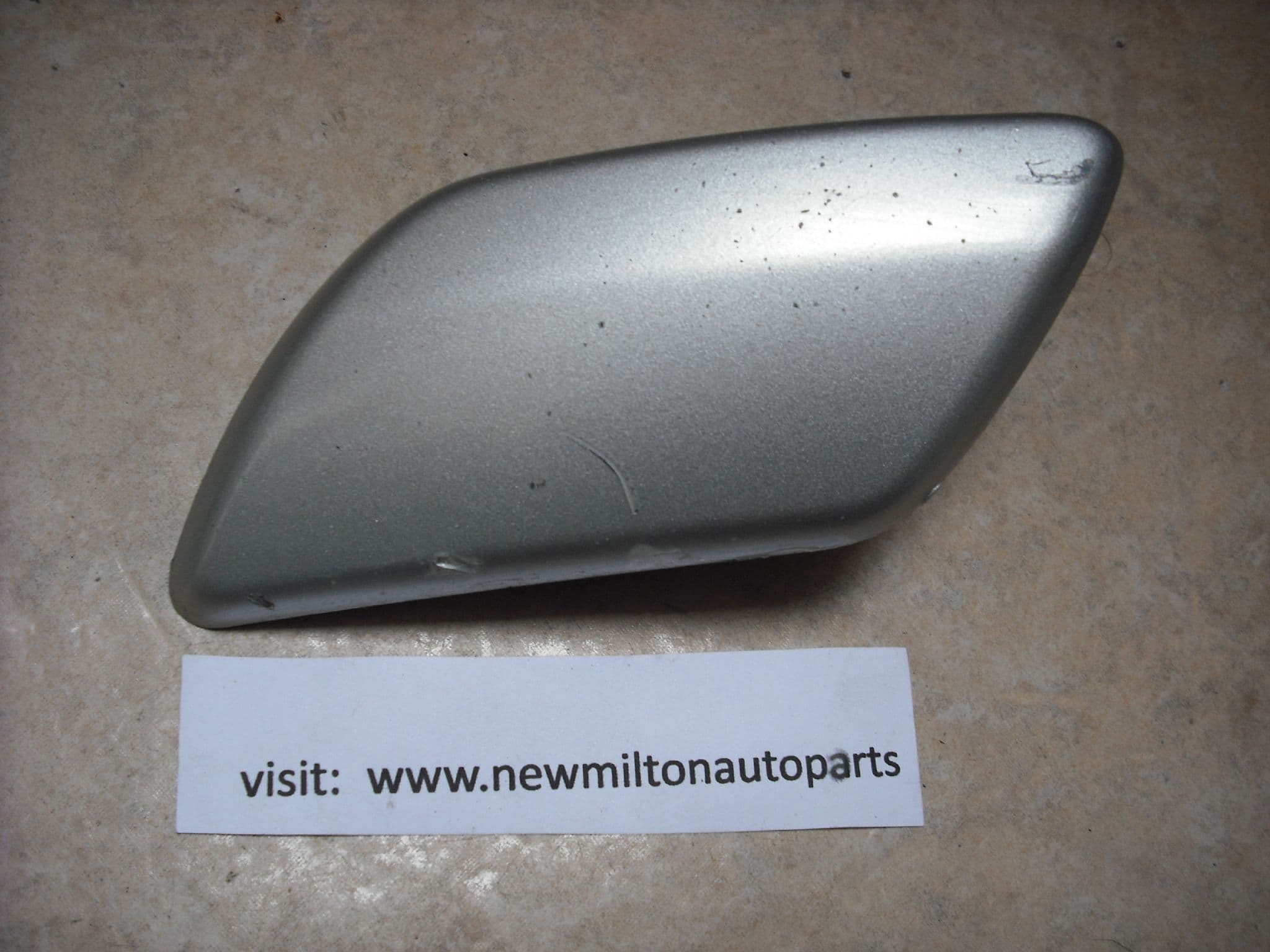 9644545277 A PEUGEOT 407 FRONT BUMPER HEADLIGHT WASHER COVER DOOR LEFT SIDE