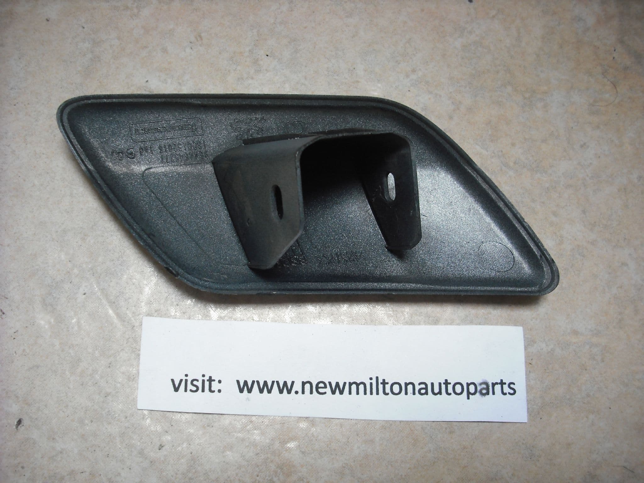 9644545277 A PEUGEOT 407 FRONT BUMPER HEADLIGHT WASHER COVER DOOR LEFT SIDE