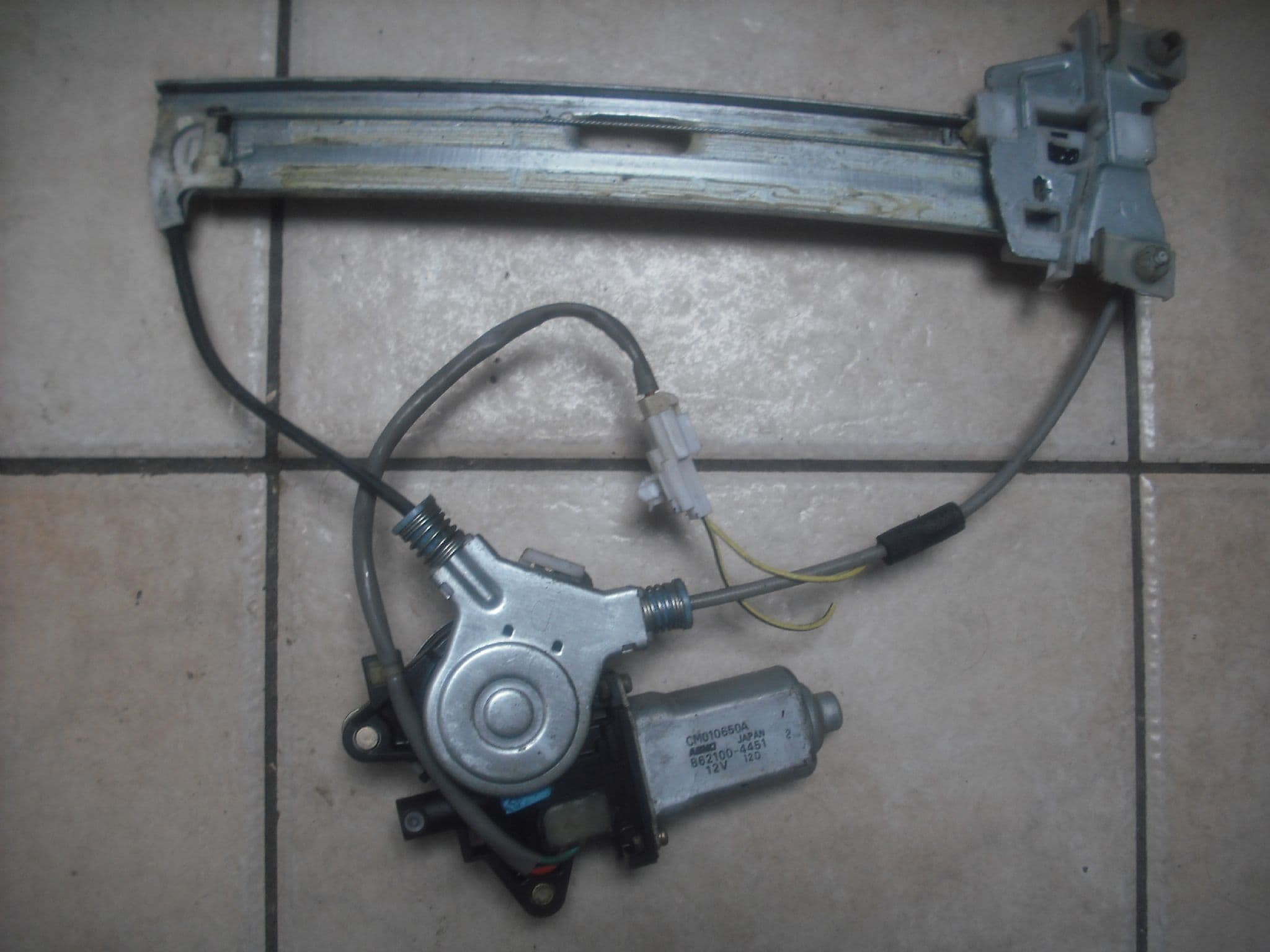 CM010650A 862100-4451 A GENUINE FORD MAVERICK REAR DOOR ELECTRIC WINDOW ...