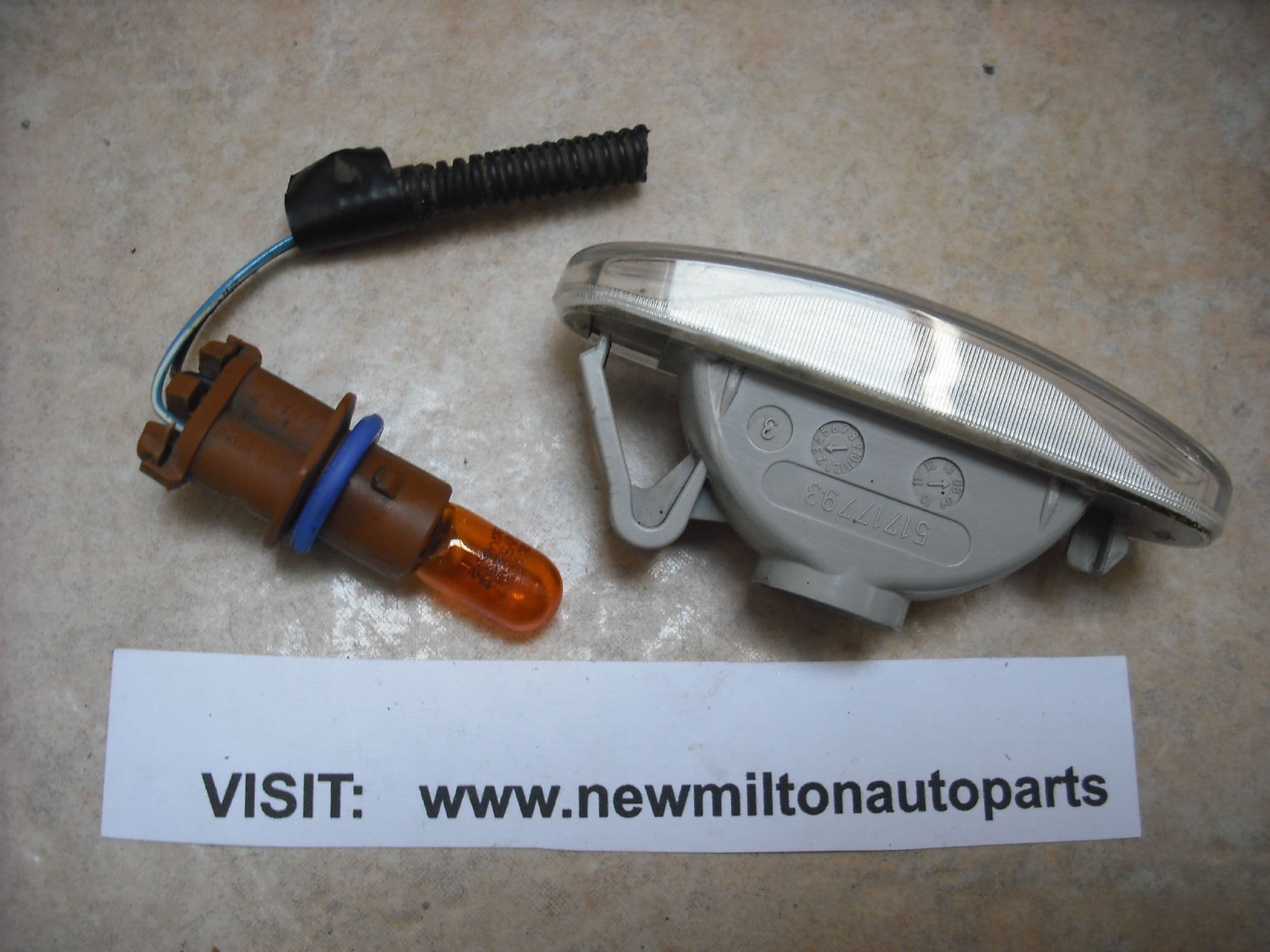 A FIAT GRANDE PUNTO CLEAR FRONT WING SIDE MARKER FLASHER INDICATOR