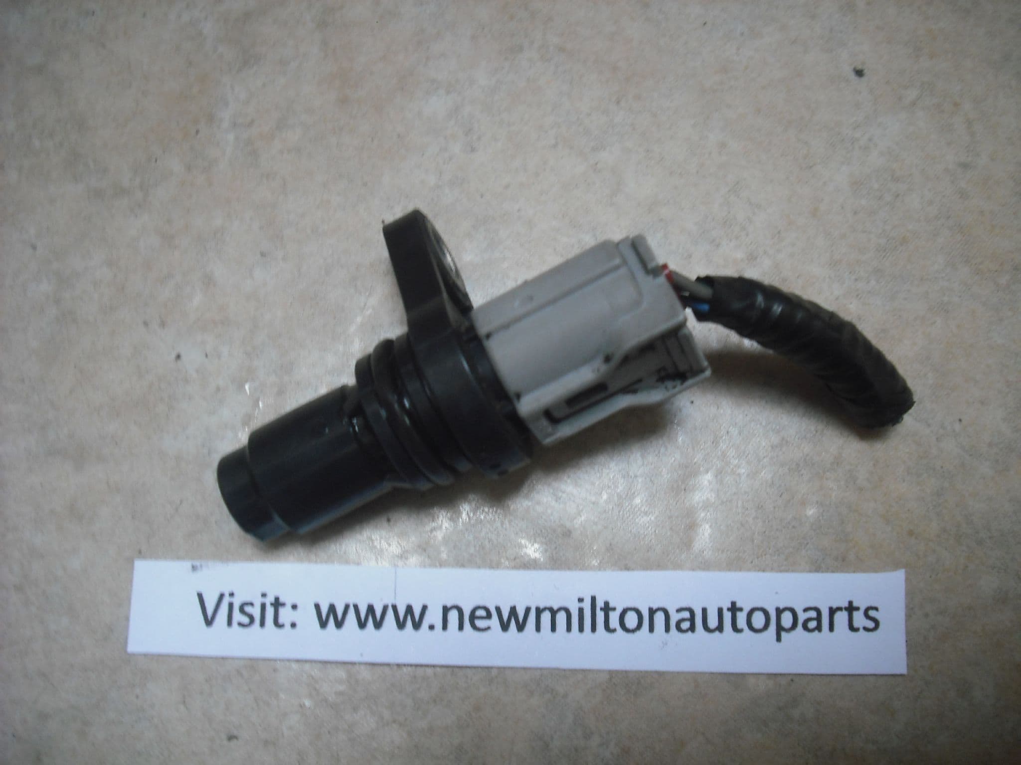 A GENUIEN TOYOTA YARIS MK2 DENSO CAMSHAFT SENSOR AND WIRING PLUG