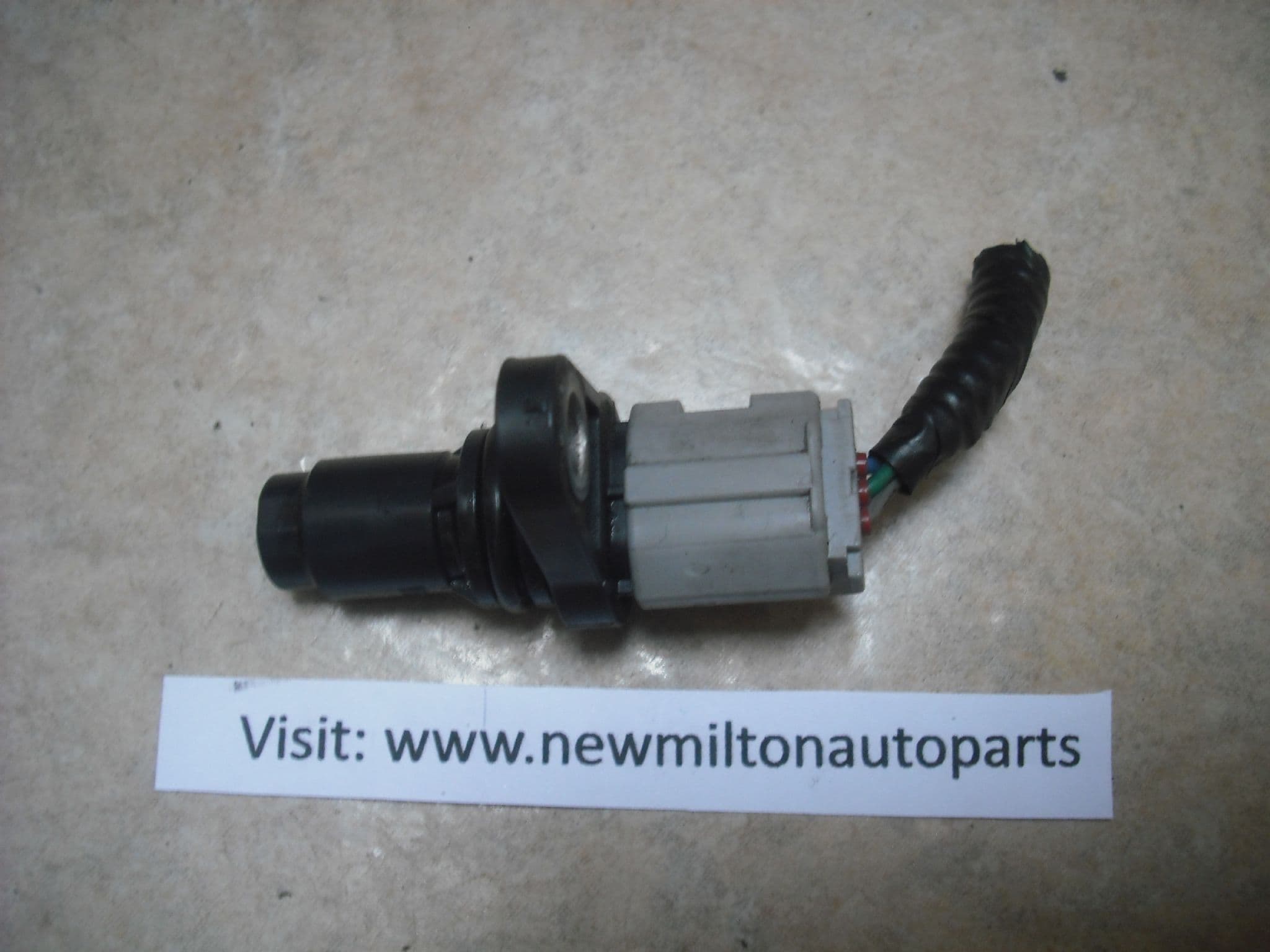 A GENUIEN TOYOTA YARIS MK2 DENSO CAMSHAFT SENSOR AND WIRING PLUG