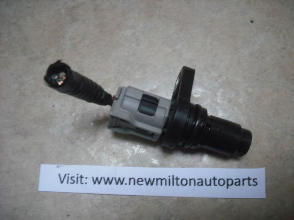 A GENUIEN TOYOTA YARIS MK2 DENSO CAMSHAFT SENSOR AND WIRING PLUG