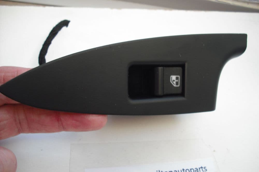 A GENUINE ALFA ROMEO GIULIETTA FRONT PASSENGER DOOR ELECTRIC WINDOW SWITCH